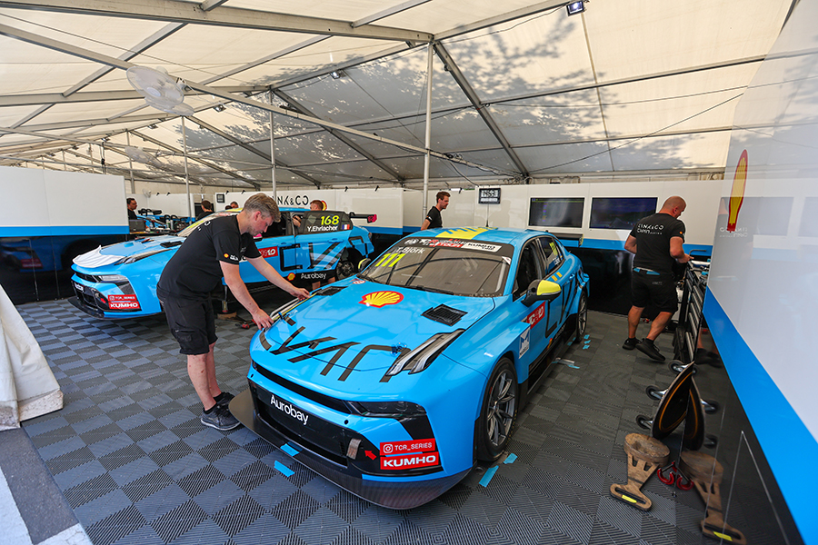TCR teams to build cars overnight at The Bend - FIA TCR World Tour